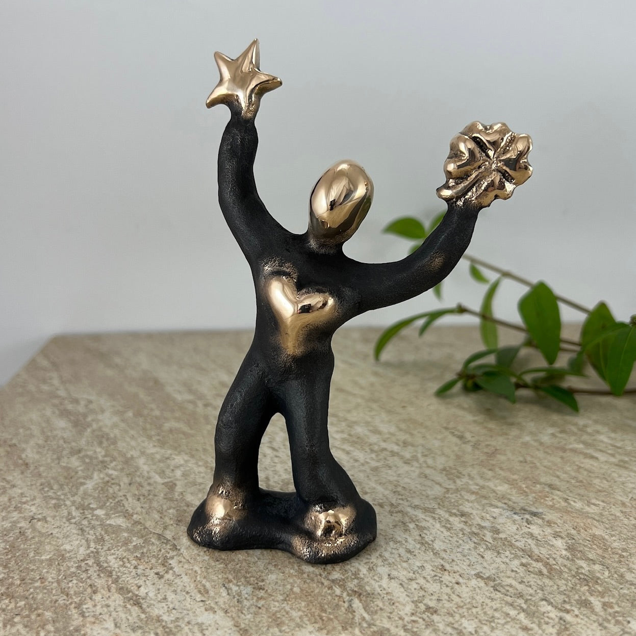 Med troen på .. håbet for og kærligheden og friheden til ser vi i nuet